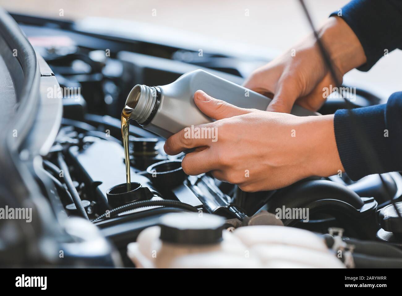 Oil change center hi-res stock photography and images - Alamy