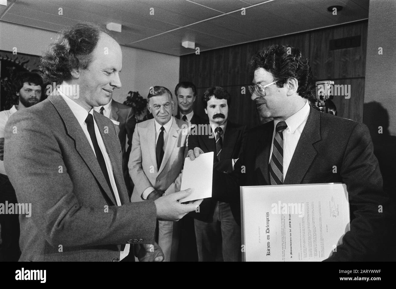 Award ceremony Choose and Dialing Prize to team of NOS youth journaal ...