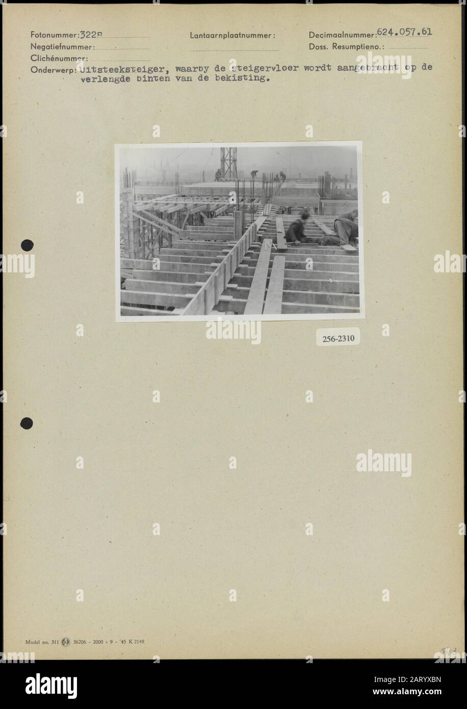 Scaffolding where the scaffolding floor is applied to the extended ...