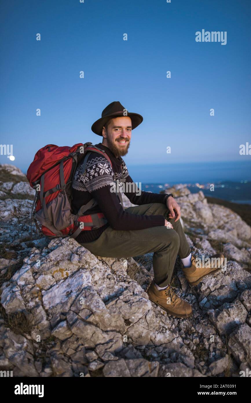 Man sitting on rock hi-res stock photography and images - Alamy