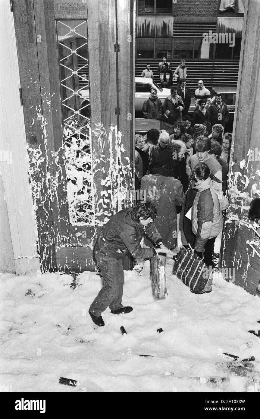 Women busy dumping ice hi-res stock photography and images - Alamy