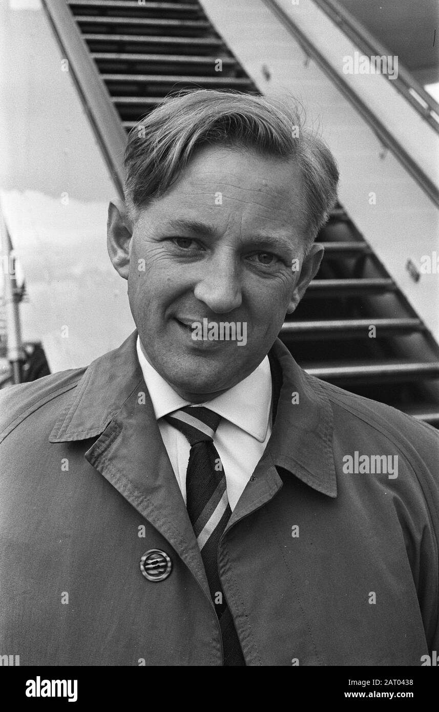Reverend Y. van Klinken from Persia returned at Schiphol Date: 24 ...