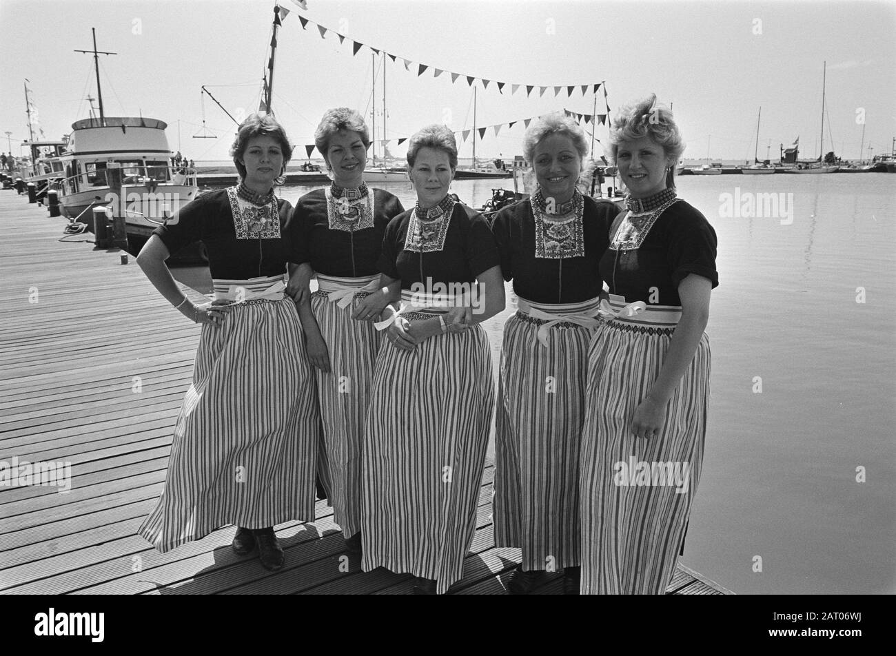 Celebration of the bicentenary of the port of Volendam Women in ...