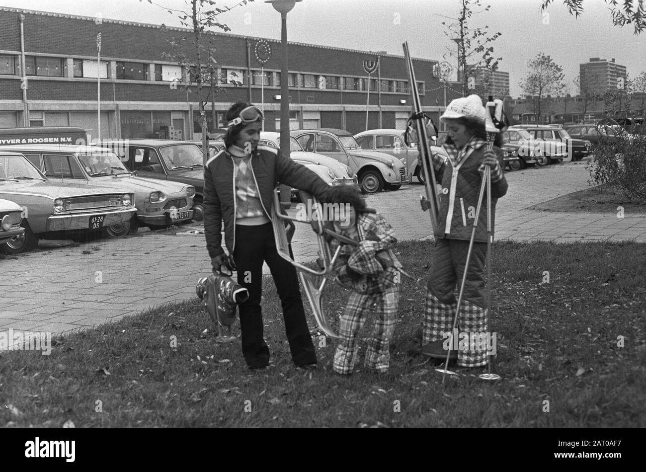 Mardy children's fashion Three children, equipped with winter sports ...