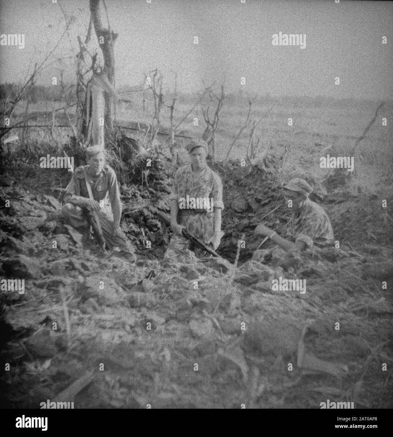 Patrol Surabaya Three Dutch soldiers in a pit Date: 1947/01/01 Location ...