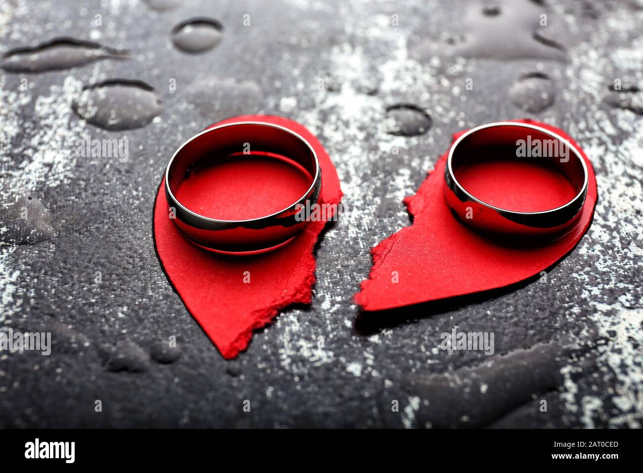 Broken heart and rings on grunge background. Concept of divorce Stock ...