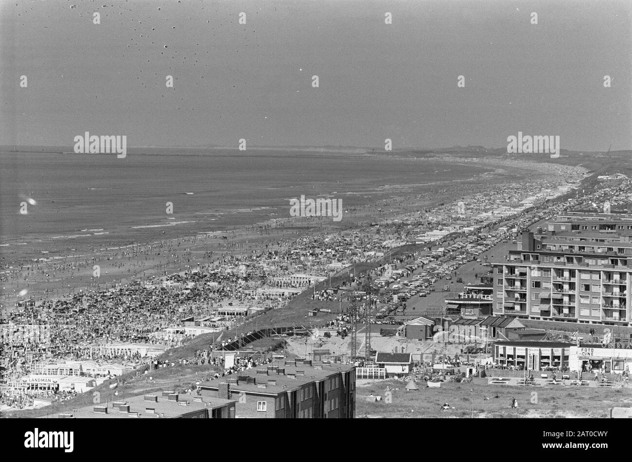 Busy at the coast. Overview Zandvoort beach Date: 27 July 1963 Keywords ...