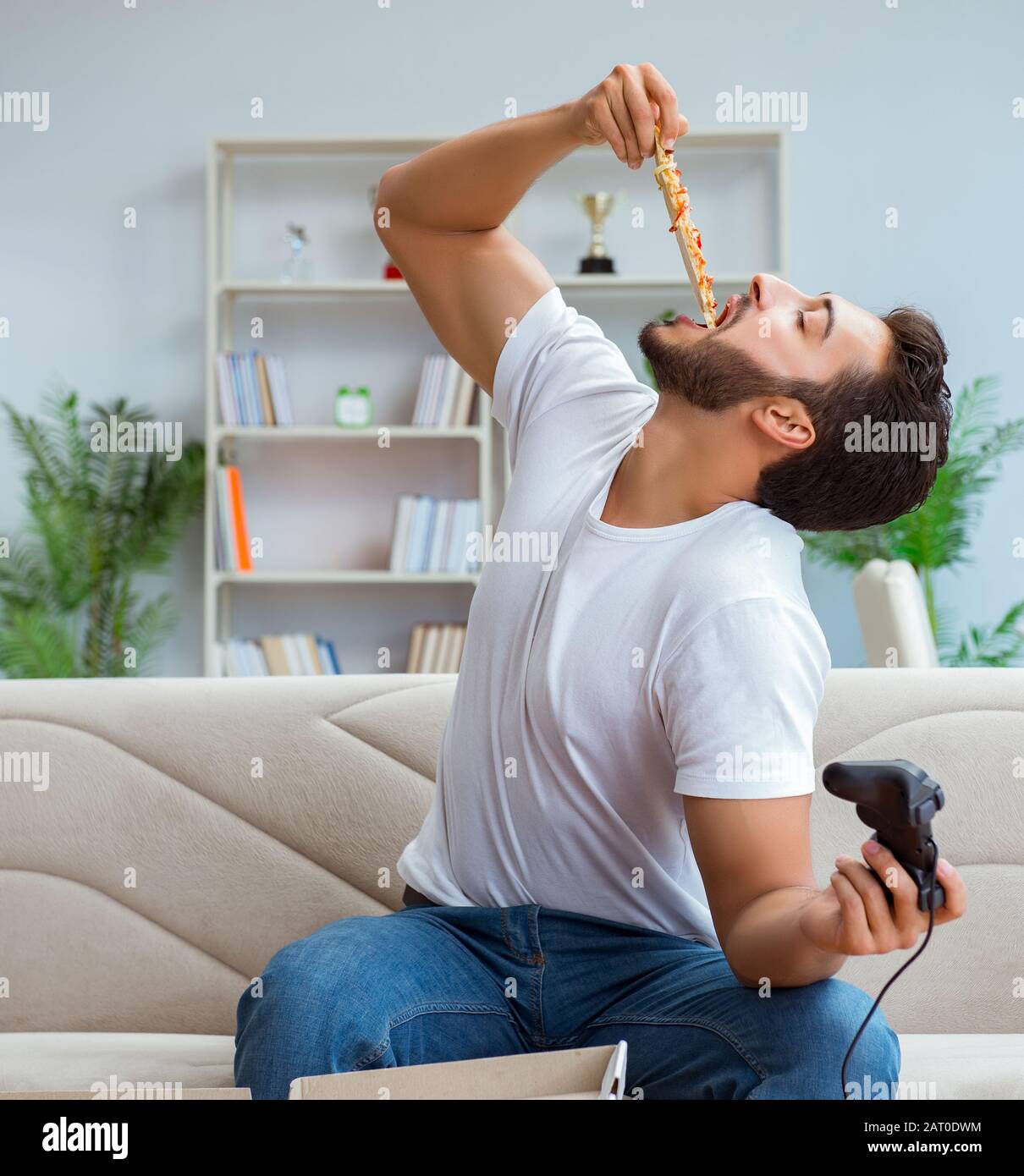 Guy eating playing video game hi-res stock photography and images - Alamy