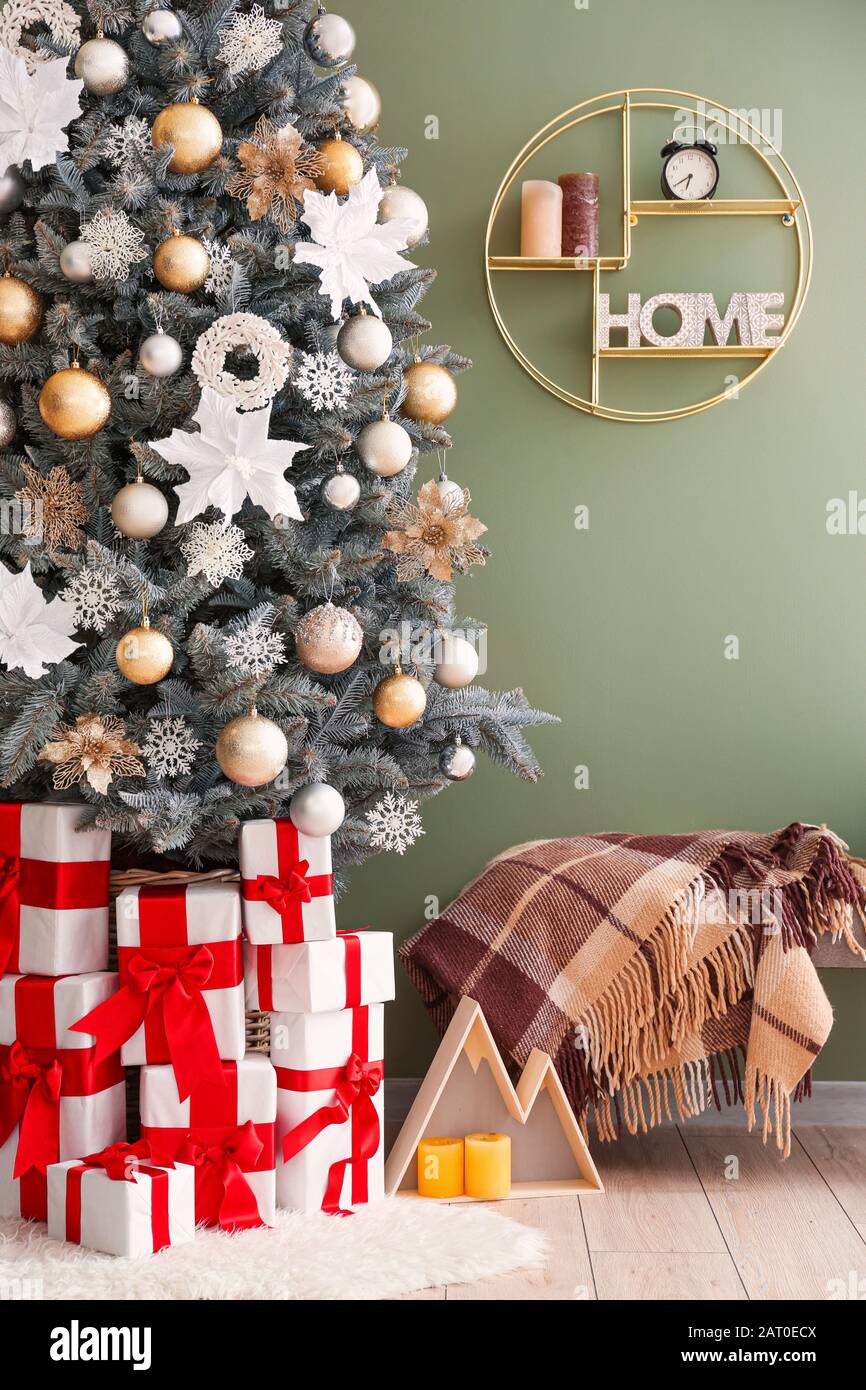 Interior of room with decorated Christmas tree Stock Photo - Alamy