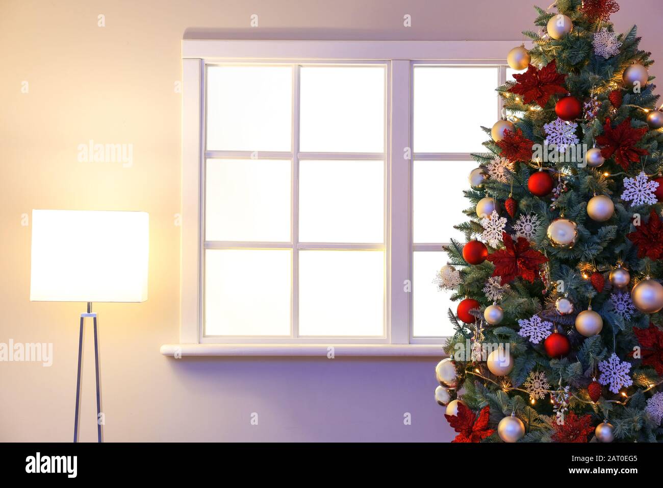 Christmas tree near window hi-res stock photography and images - Alamy