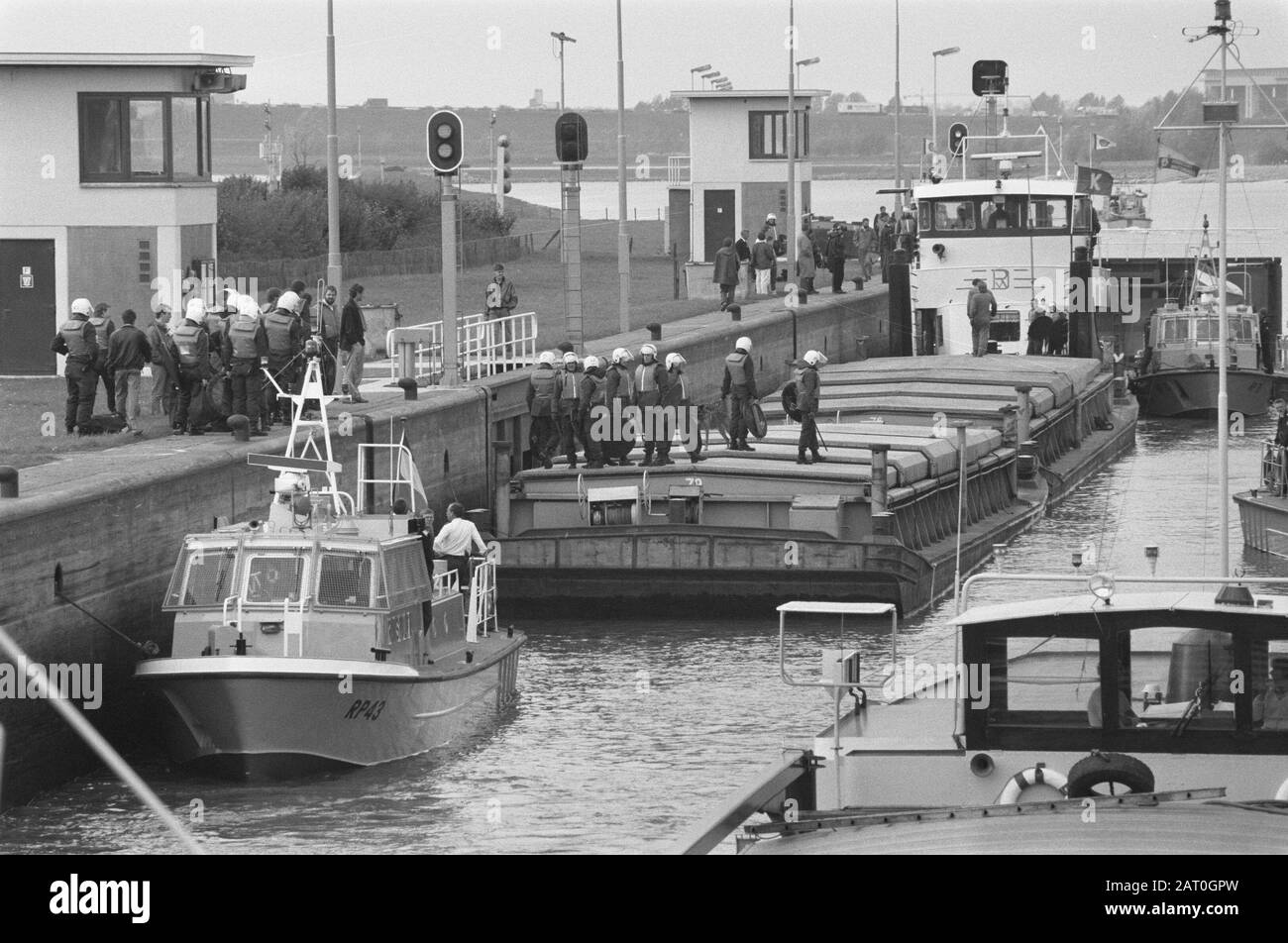 Boats lock on river Black and White Stock Photos & Images - Alamy