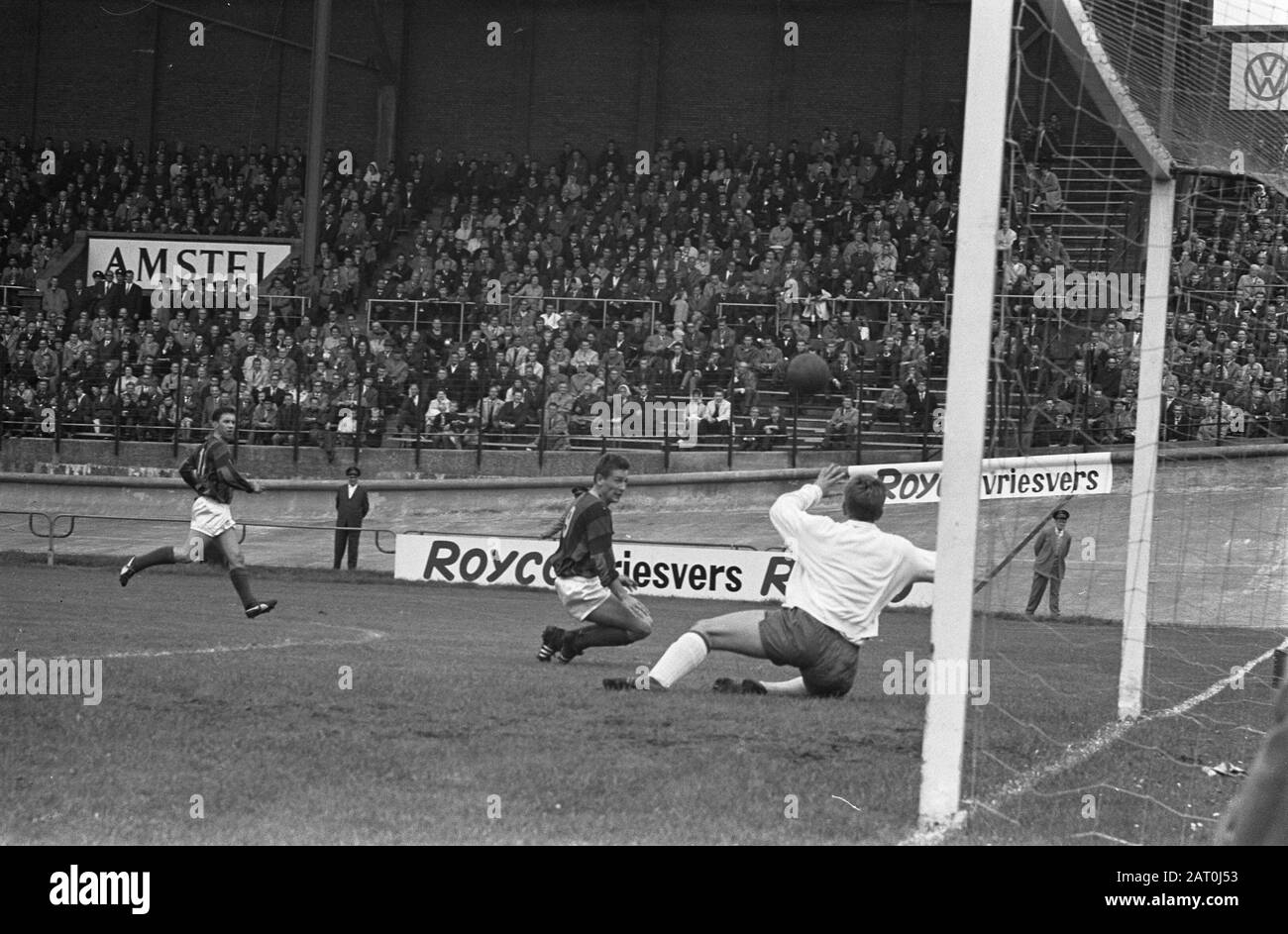 DWS versus Heracles 2-1. Duel Geurtsen (DWS) and goalkeeper Hentenaar ...