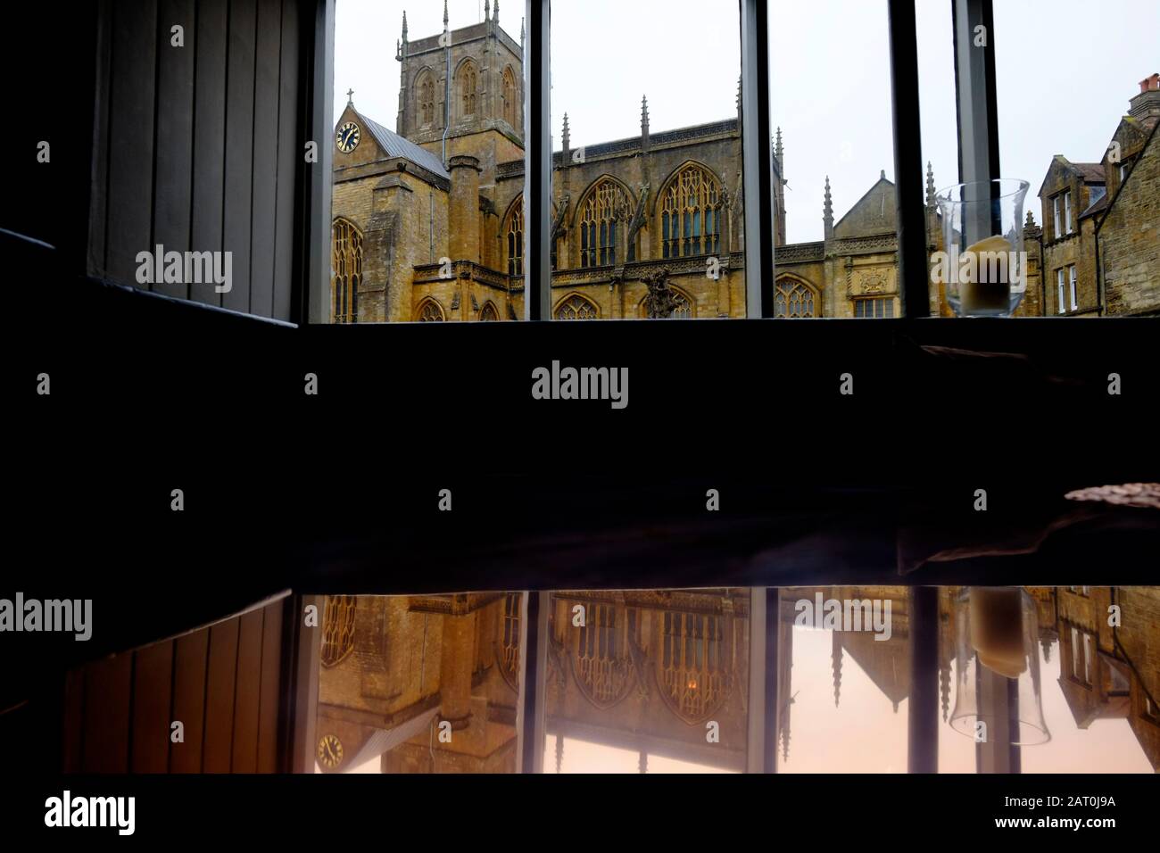 English pub interior 15th hi-res stock photography and images - Alamy