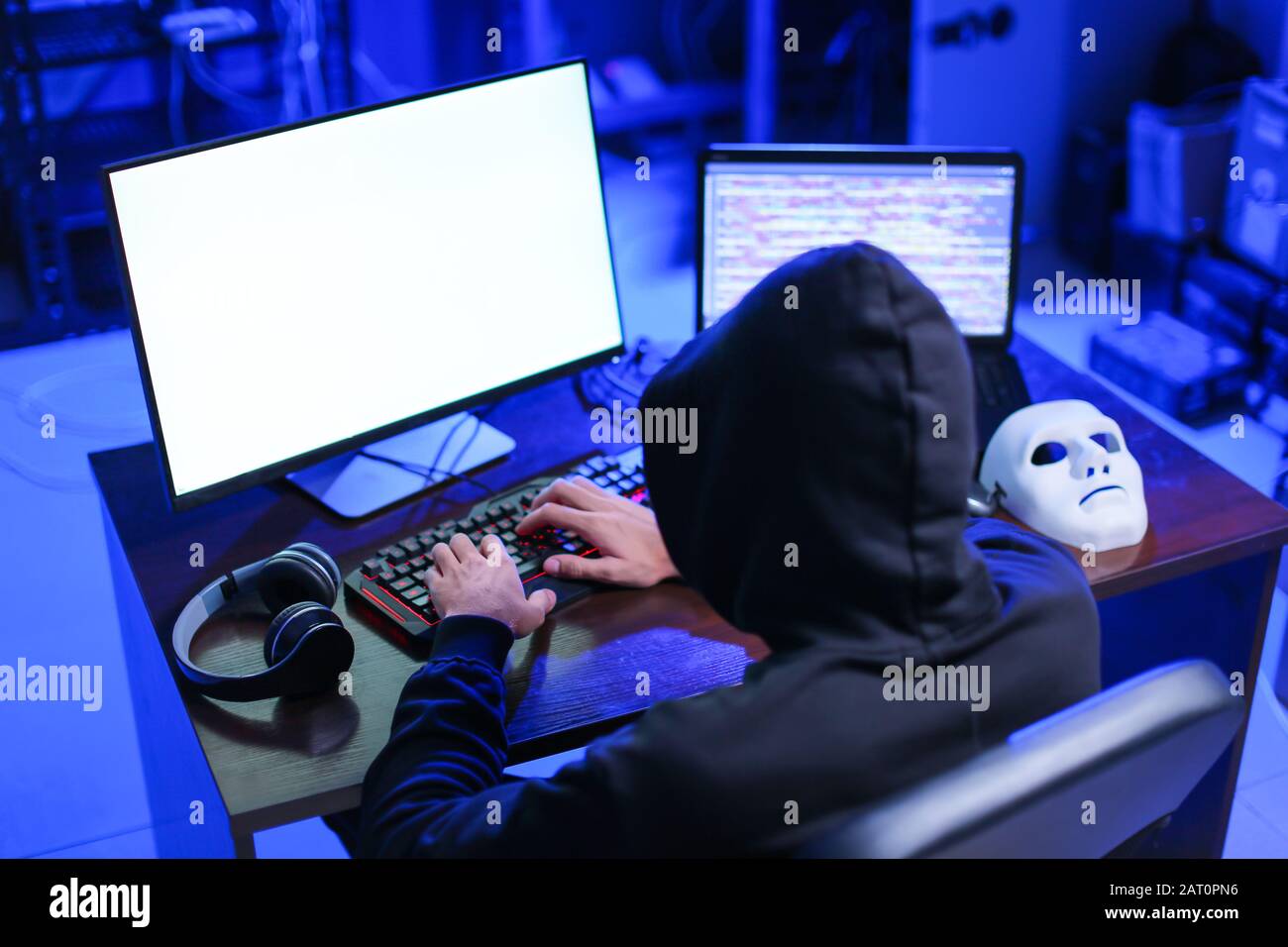 Fraudster and computer hi-res stock photography and images - Alamy