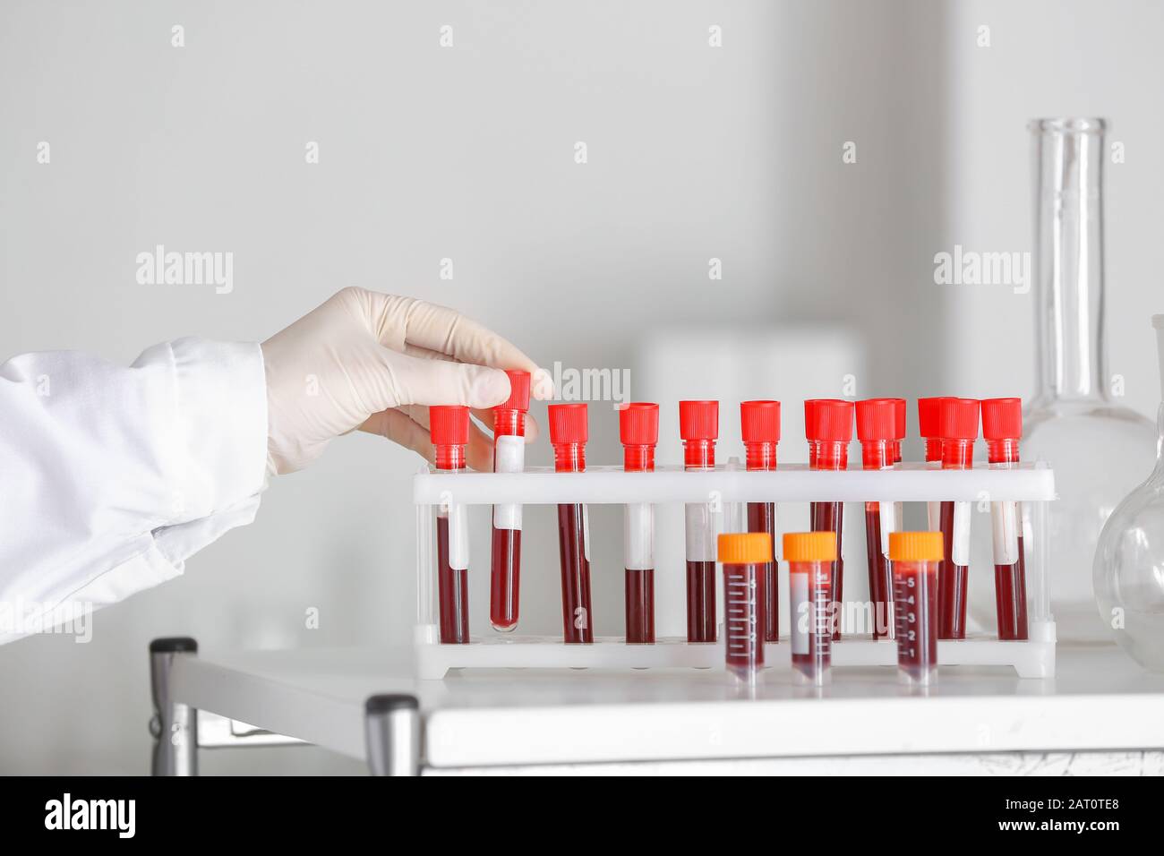 Sample holder in laboratory hi-res stock photography and images - Alamy