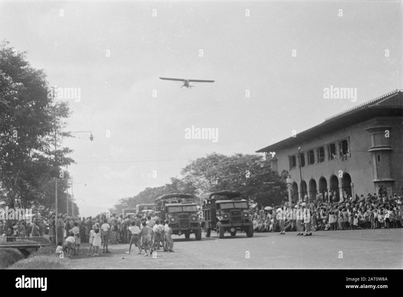 Parade at Bandoeng on the birthday of Princess Juliana A light plane flies over Date: April 30 ...