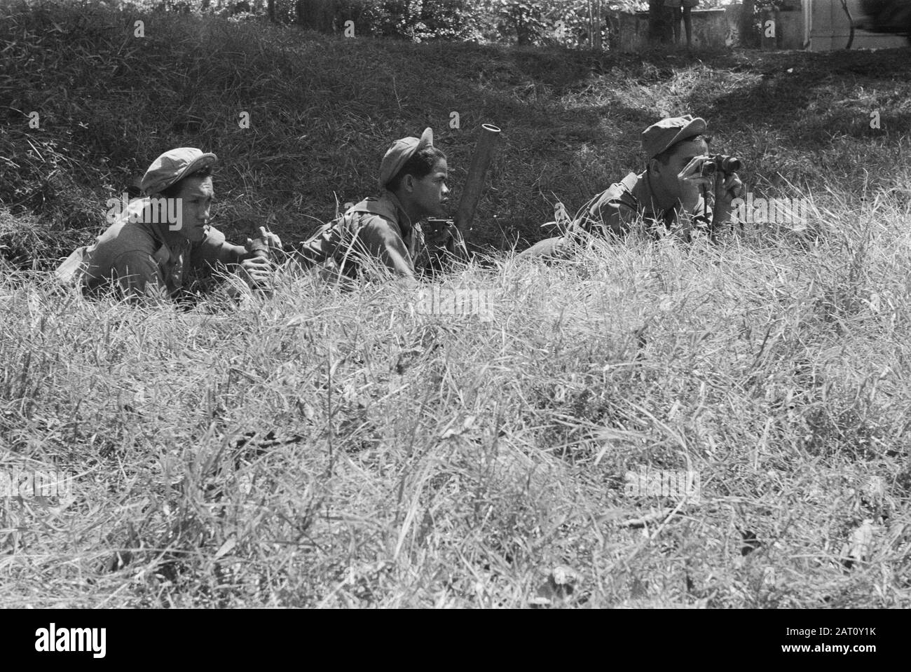 Patrol of 1-1 Regiment Infantry KNIL [A mortaring group hidden in a ...