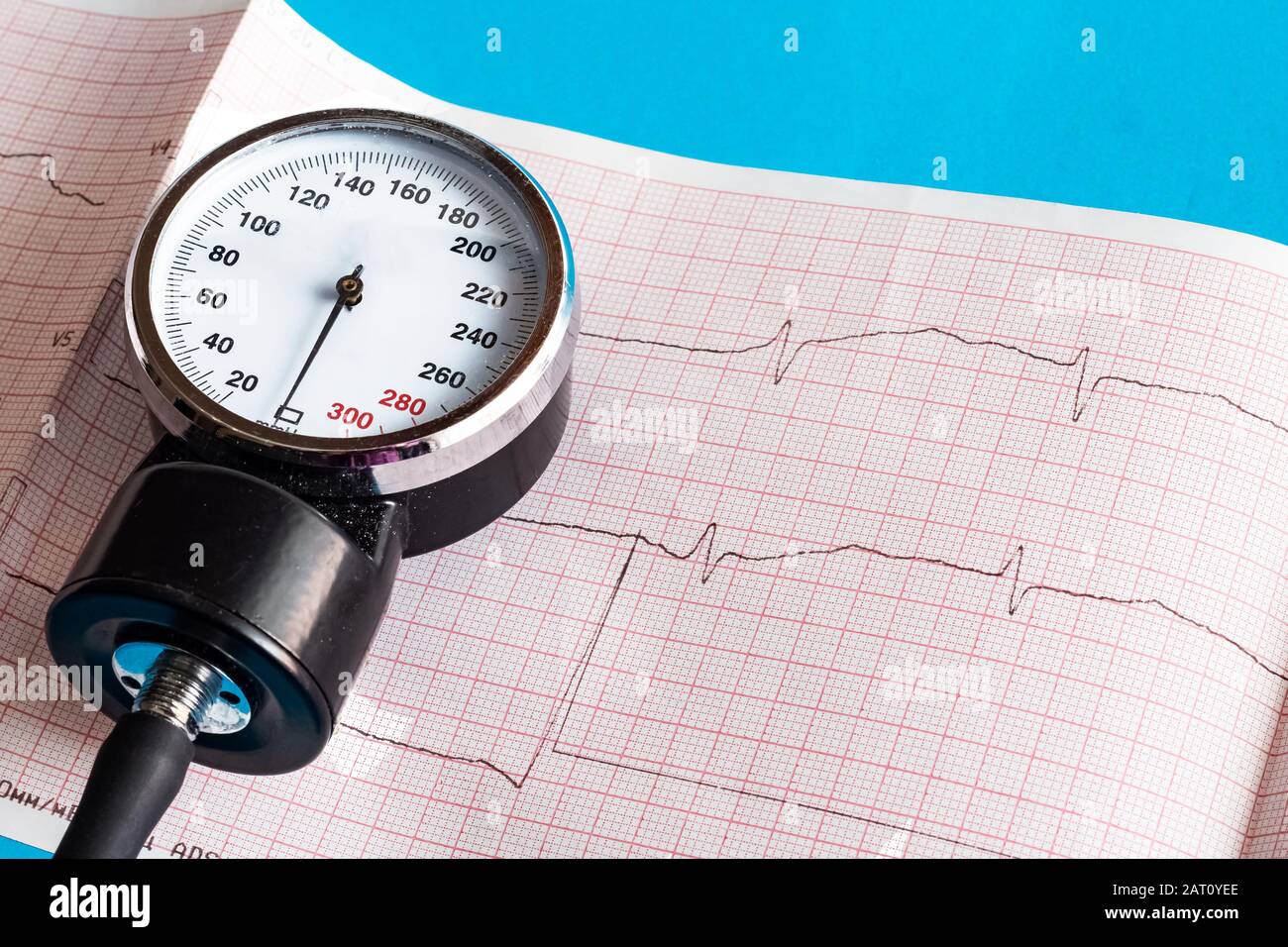 Cardiologist cardiogram examination hi-res stock photography and images ...