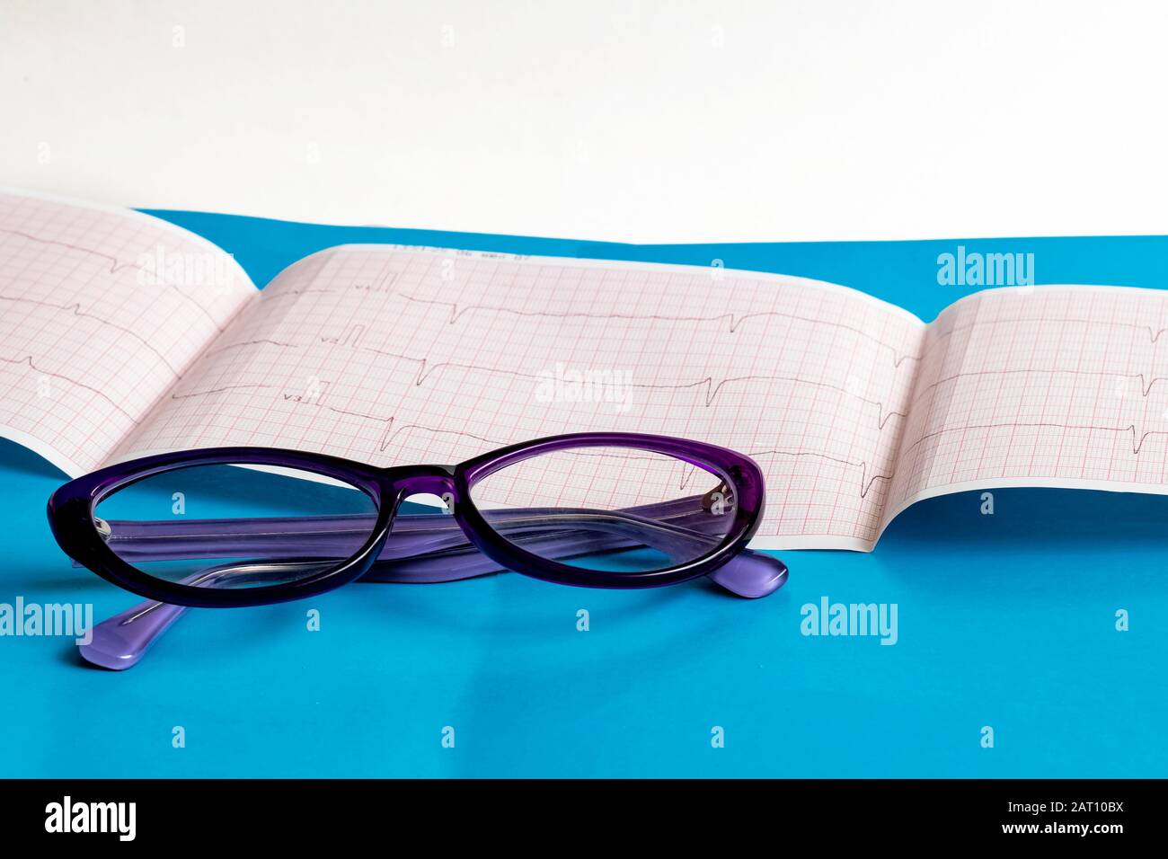 Glasses on a cardiogram chart close up Stock Photo - Alamy