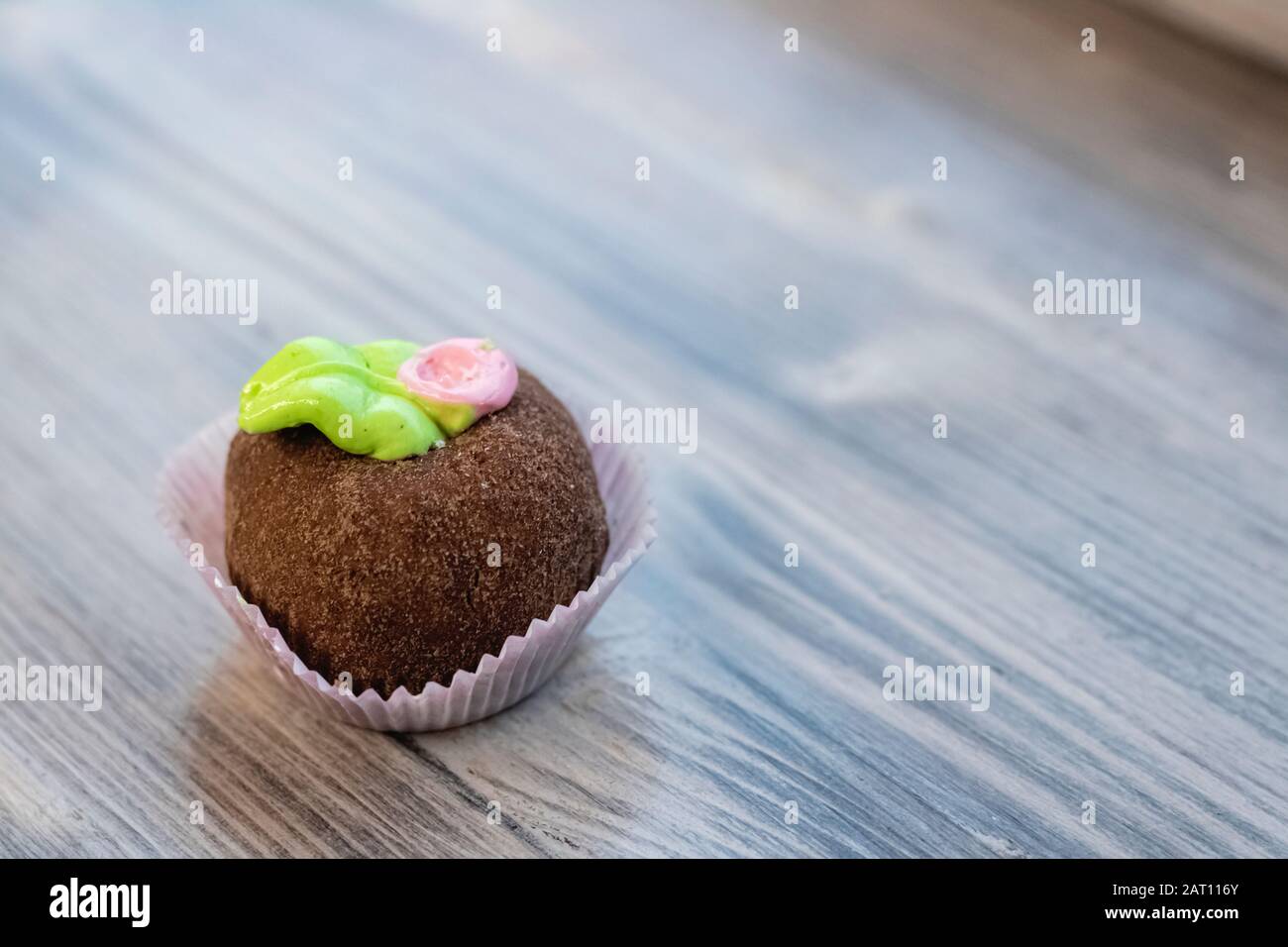 Round chocolate cake on a wooden table Stock Photo - Alamy