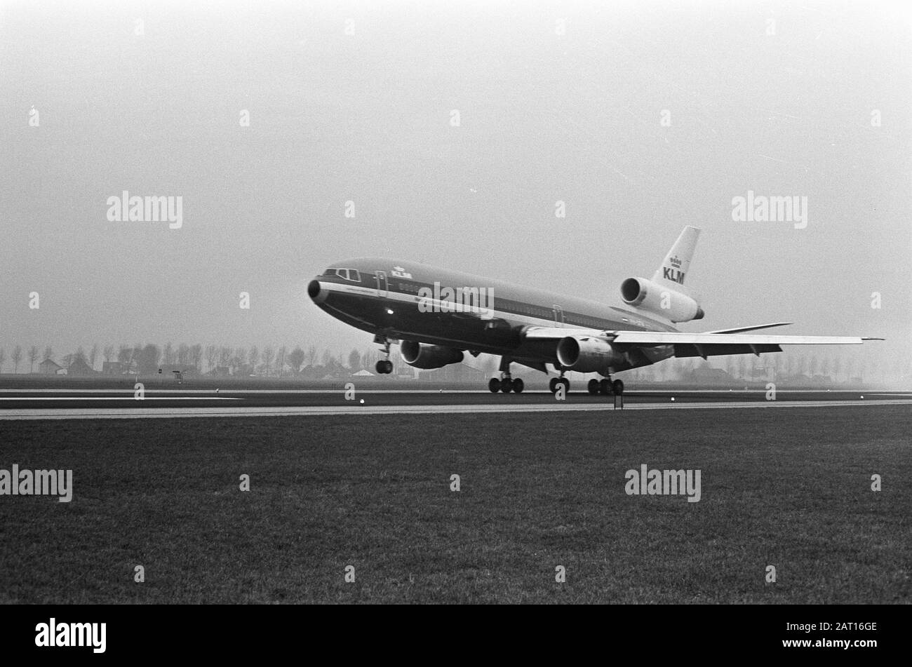 First DC 10 for KLM lands at Schiphol Date: December 16, 1972 Keywords ...