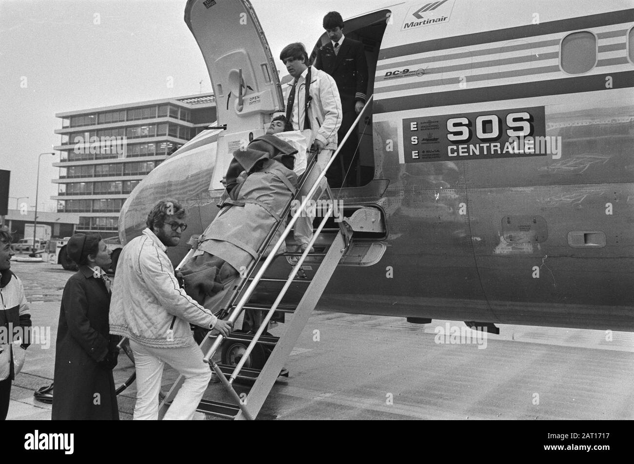 First plaster flight arrived at Schiphol Airport. An injured passenger ...