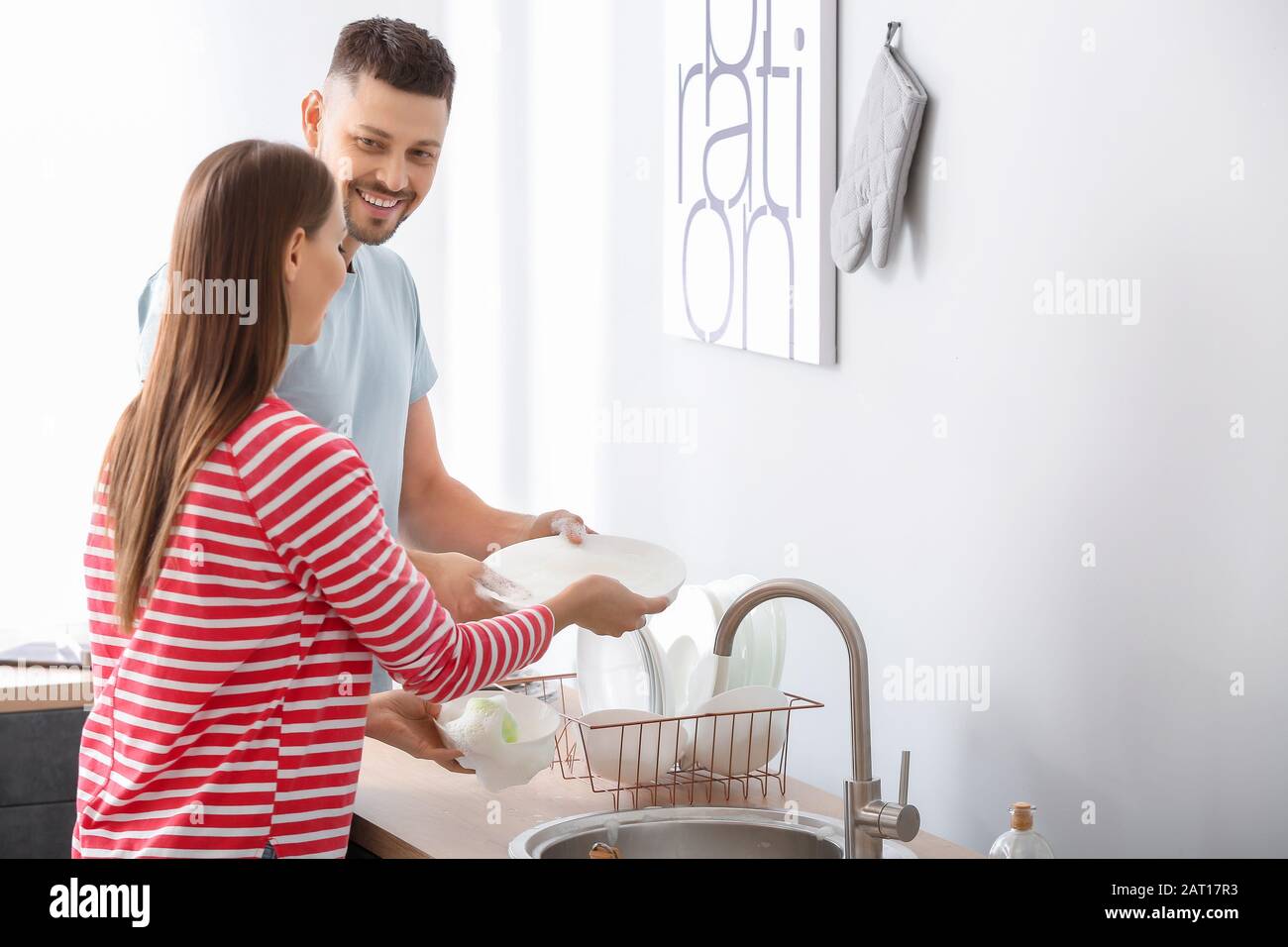 Couple washing dishes hi-res stock photography and images - Alamy