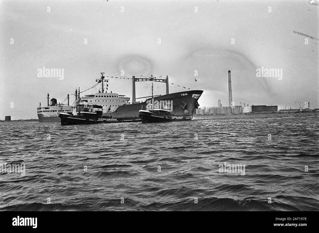 Mooring oil tanker Black and White Stock Photos & Images - Alamy