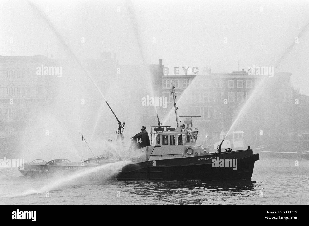 End of the tug strike 1979 in Rotterdam First sailing tug with a ...