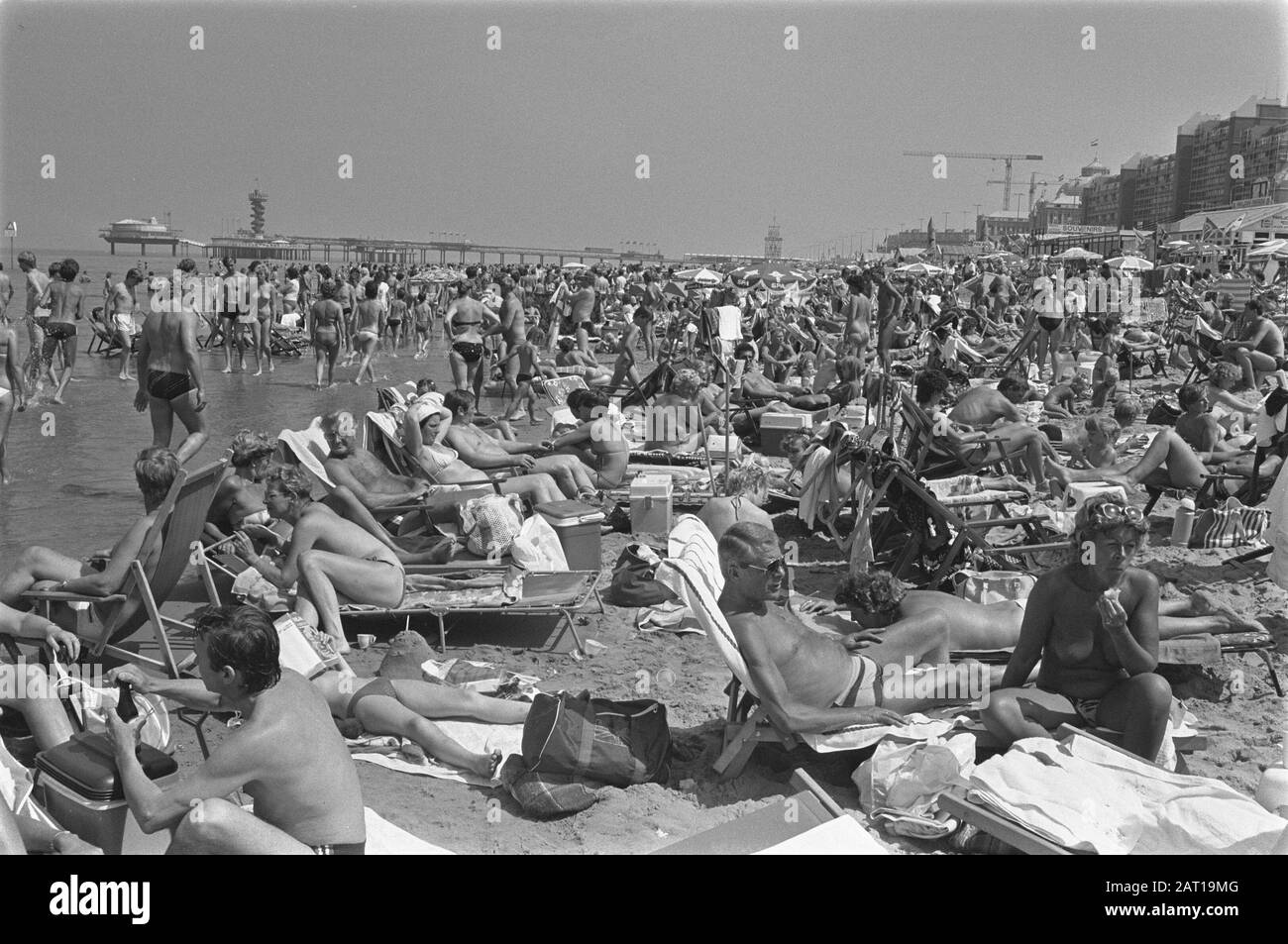 First weekend with summer weather; big crowds on beach Scheveningen ...