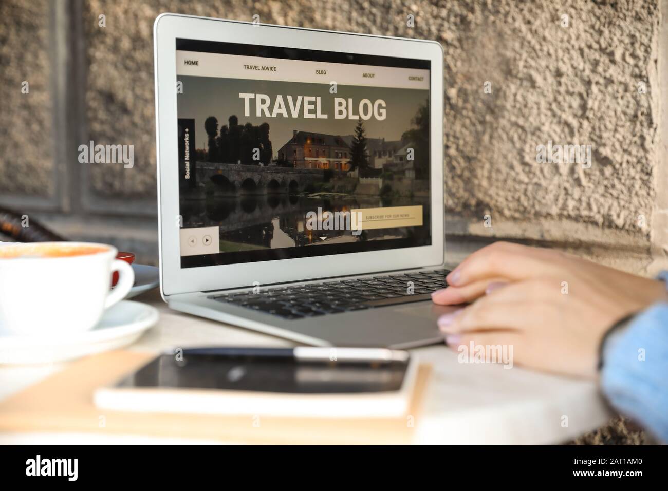Female travel blogger laptop hi-res stock photography and images - Alamy