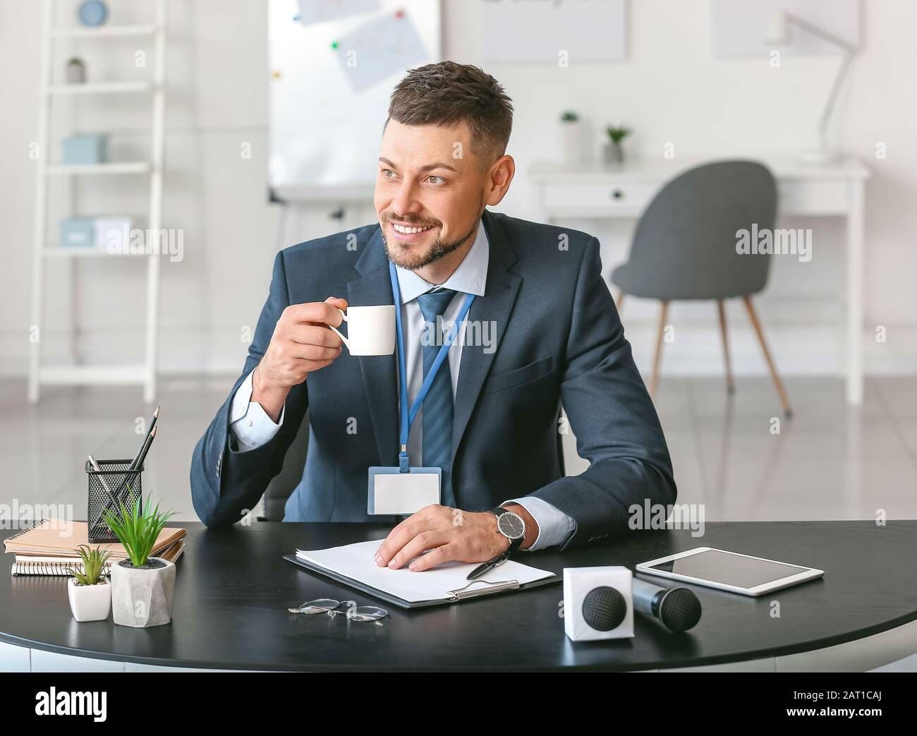 Journalist in tv office hi-res stock photography and images - Alamy
