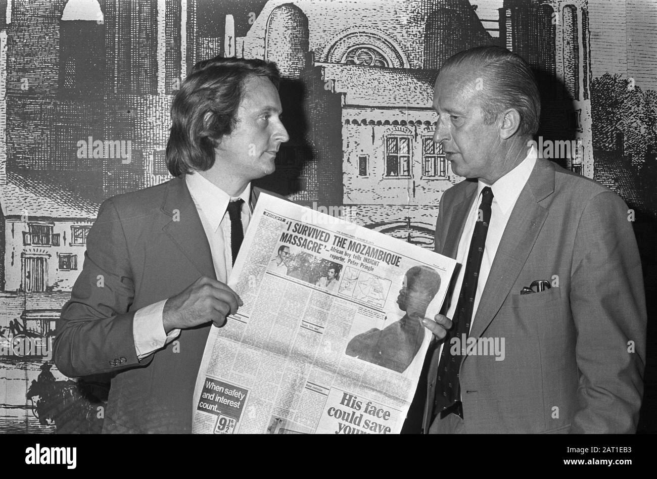 English journalist Peter Pringle en Waalkens (right) with newspaper ...