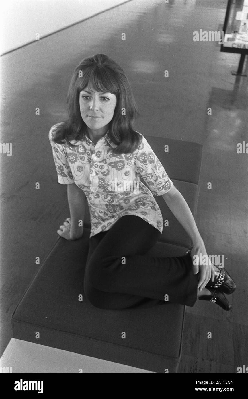 English singer Samantha Jones arrives at Schiphol Date: 14 August 1970 ...