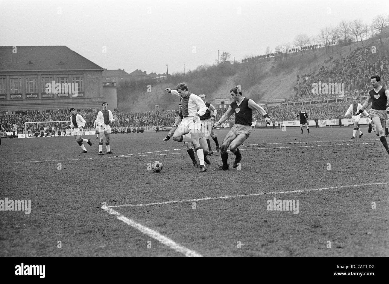 Europacup I quarterfinals. Dukla Prague vs. Ajax 2-1, Piet Keizer in ...