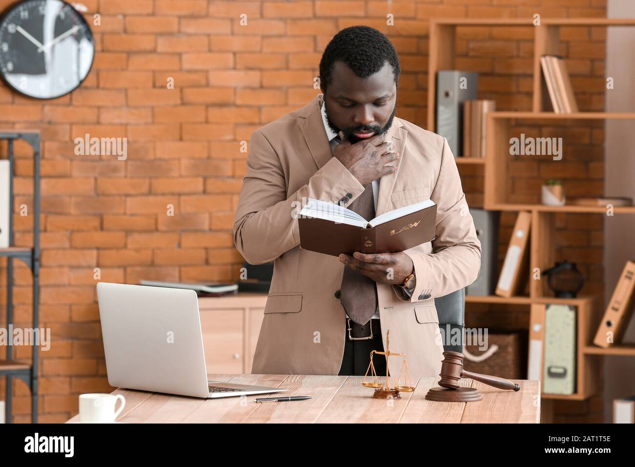 Judge reading documents hi-res stock photography and images - Alamy
