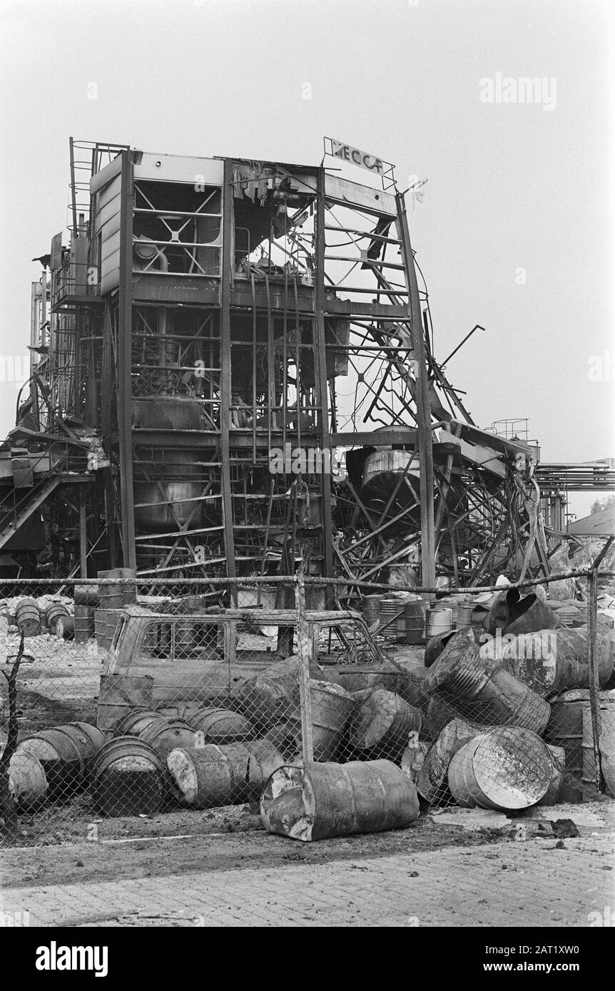 Explosion at Sud Chemi in Geertruidenberg; the remains of the exploded ...
