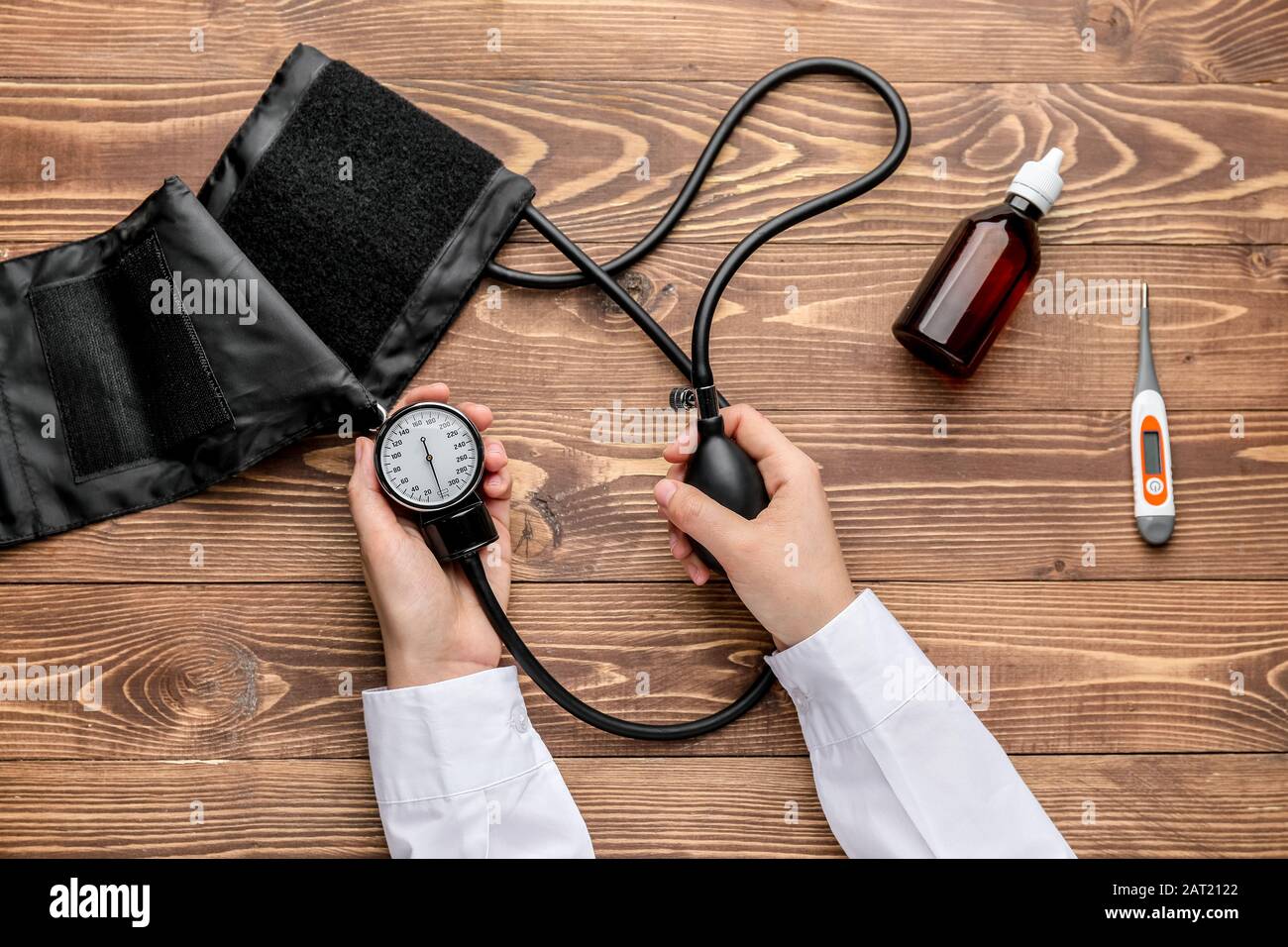 Doctor using sphygmomanometer hi-res stock photography and images - Alamy