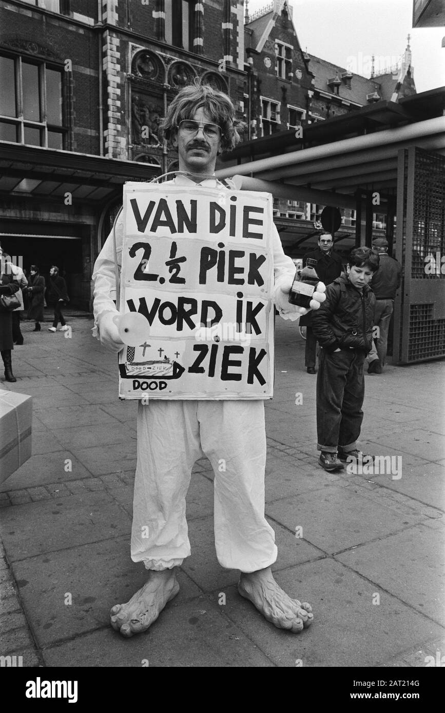 One man protest against the own contribution of f. 2,50 for sickness ...