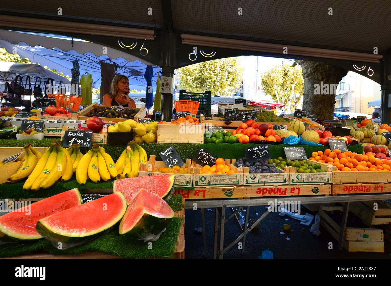 Fruit stall on the market. Marché Gambetta, Cannes, Cote d'Azur, France ...