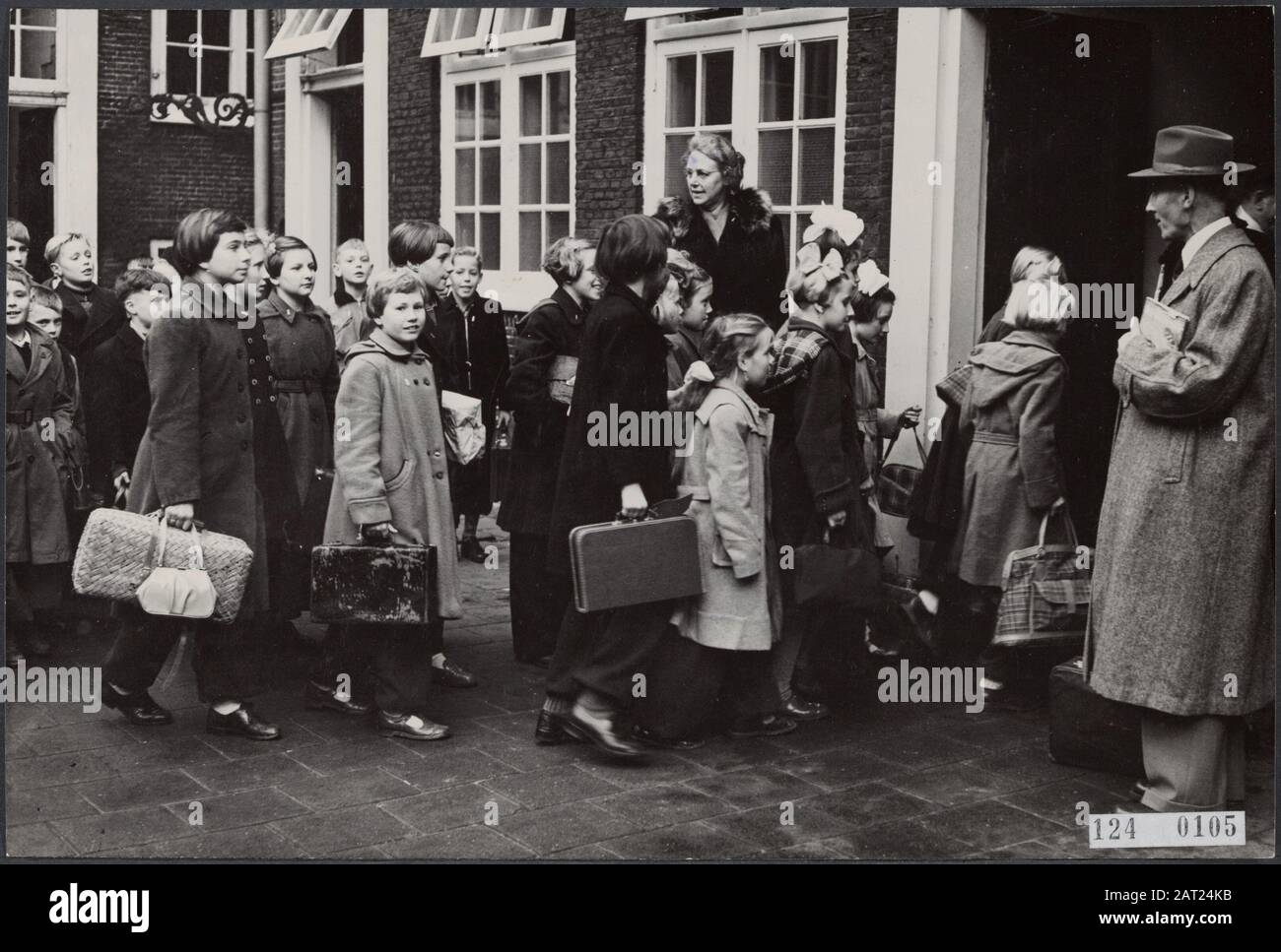 Watersnoodramp 1953 Amsterdam: a group of evacuated girls with a ...