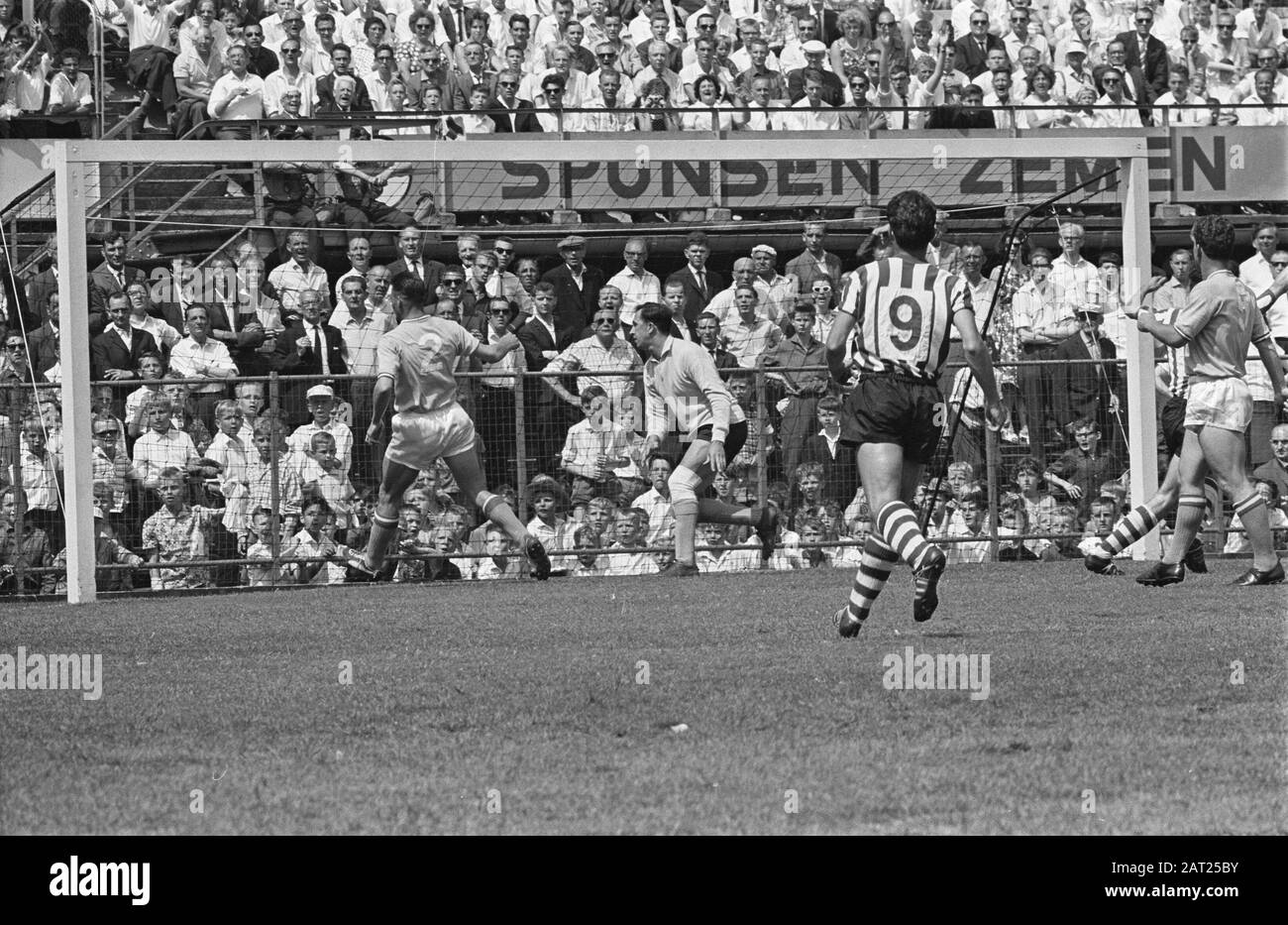 Sport football action playing Black and White Stock Photos & Images - Alamy