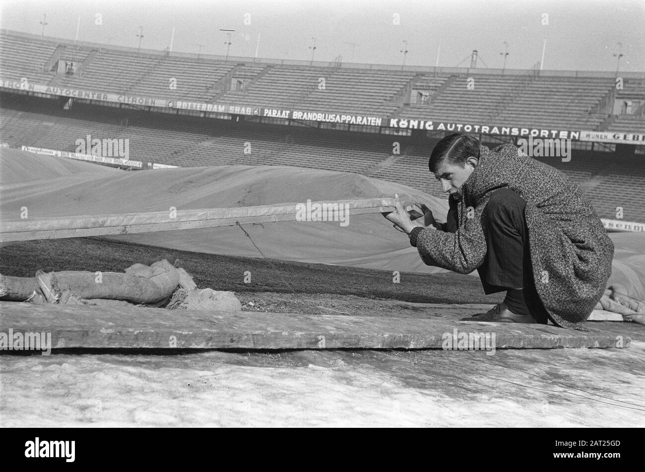 Feijenoordstadion ready on time? The grass under the puddle can be seen ...