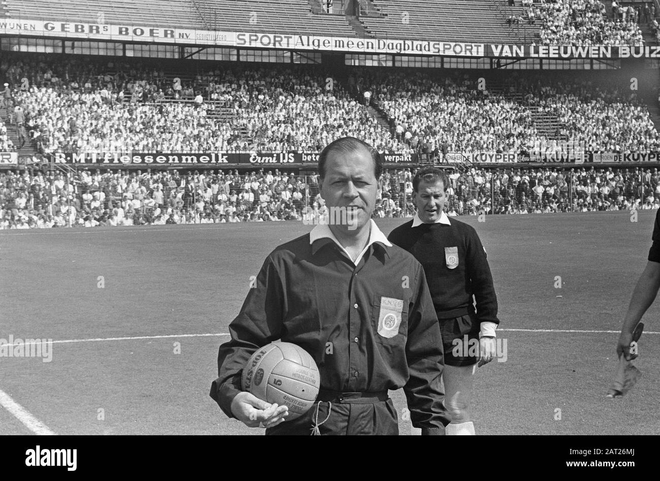 Referee bom hi-res stock photography and images - Alamy