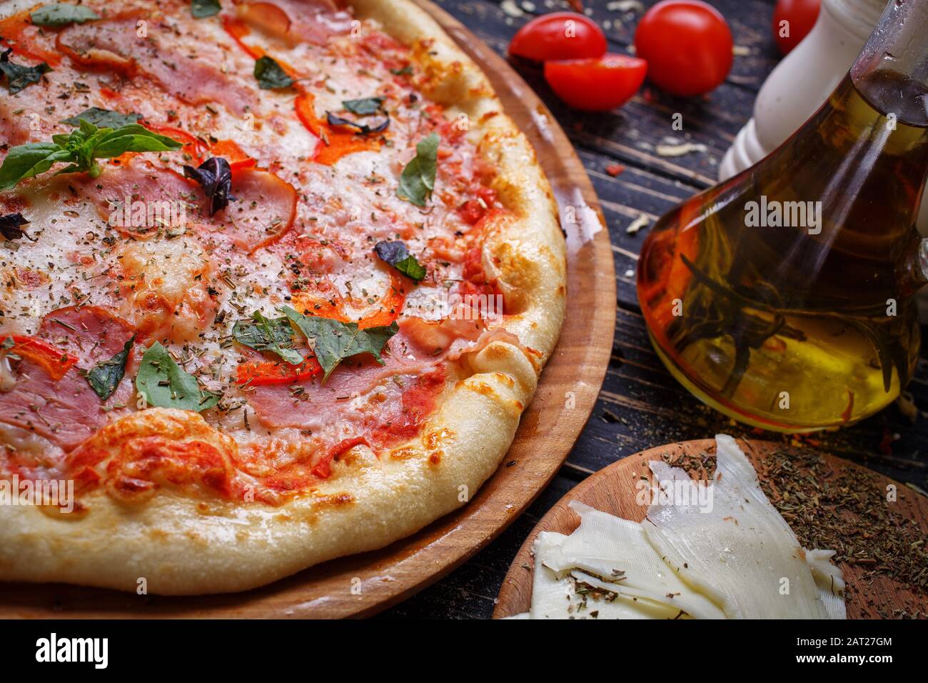 Big pepperoni pizza hi-res stock photography and images - Alamy