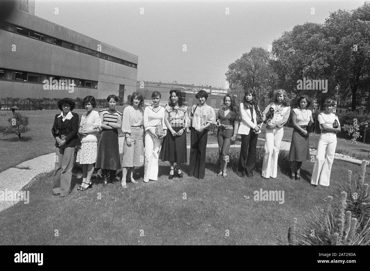 Finalists election Miss Pasar Malam commissioned, girls in a row for ...