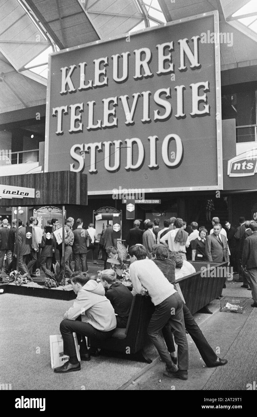 Color television 1960's hi-res stock photography and images - Alamy