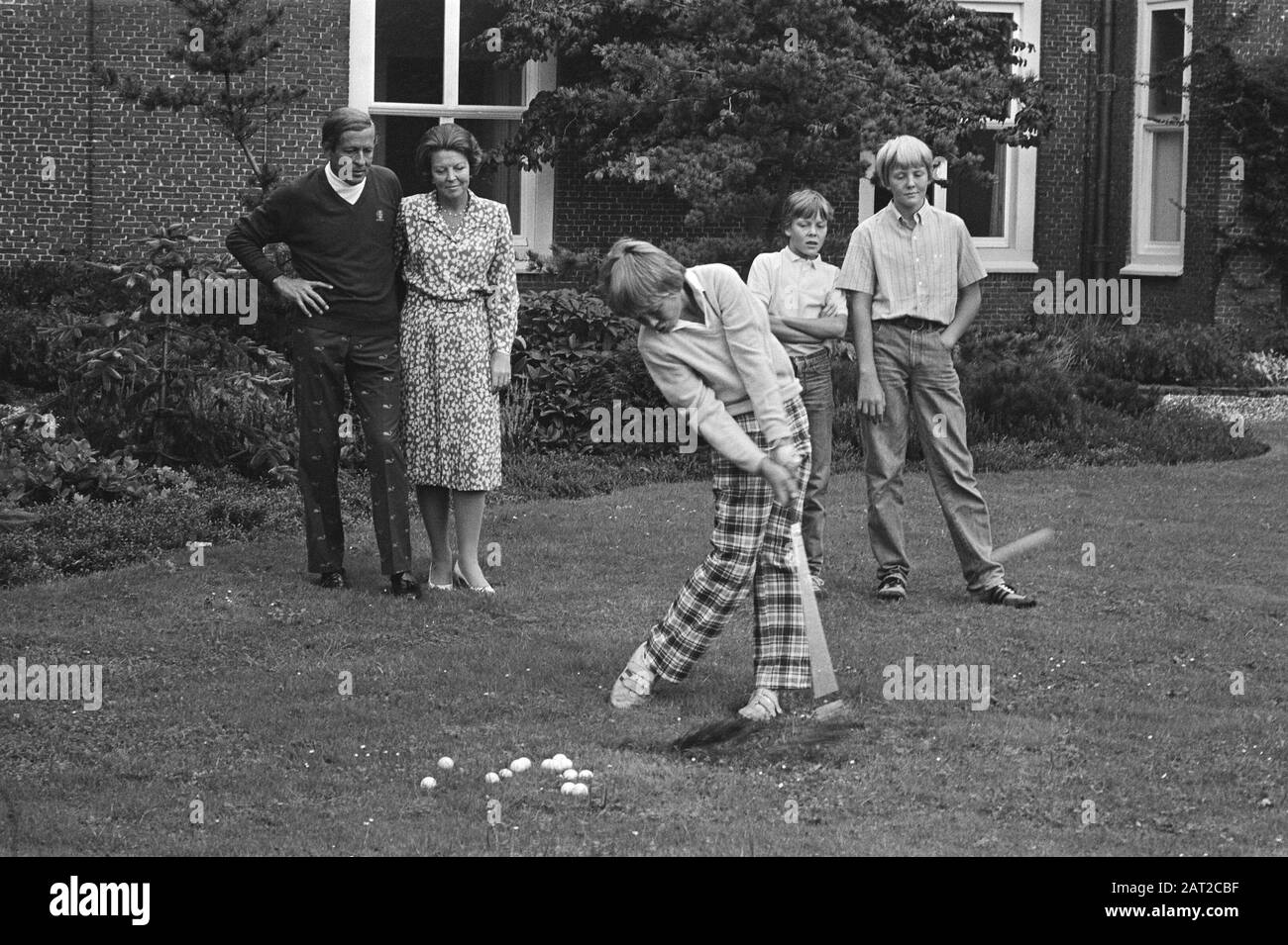 Photo-hour Royal Family at Huis ten Bosch; Johan Friso plays golf (also ...