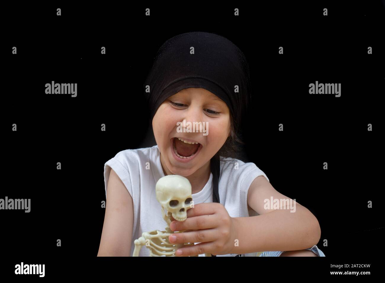Small human skeleton head hi-res stock photography and images - Alamy