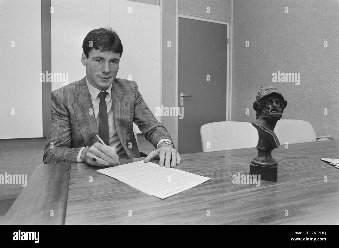 Frank stapleton signs contract hi-res stock photography and images - Alamy